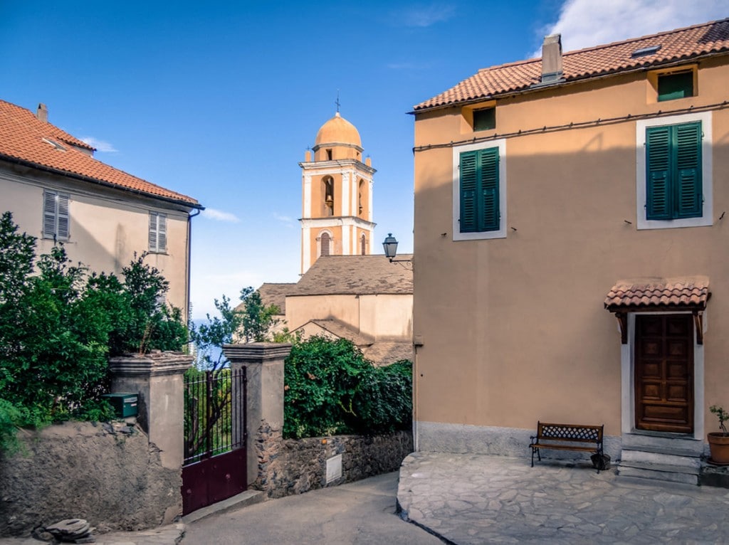 Santa Maria Poggio, een leuke badplaats met veel variatie